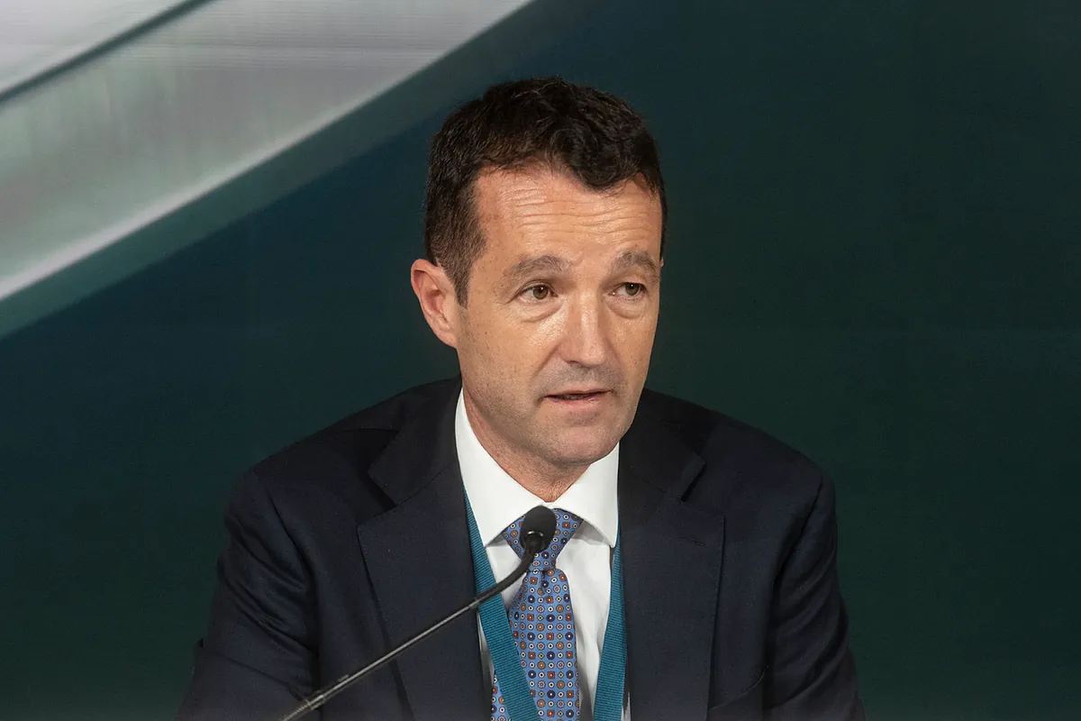 Indra arranca con Hispasat su plan de 'M&A', con EM&E en el horizonte | Empresas