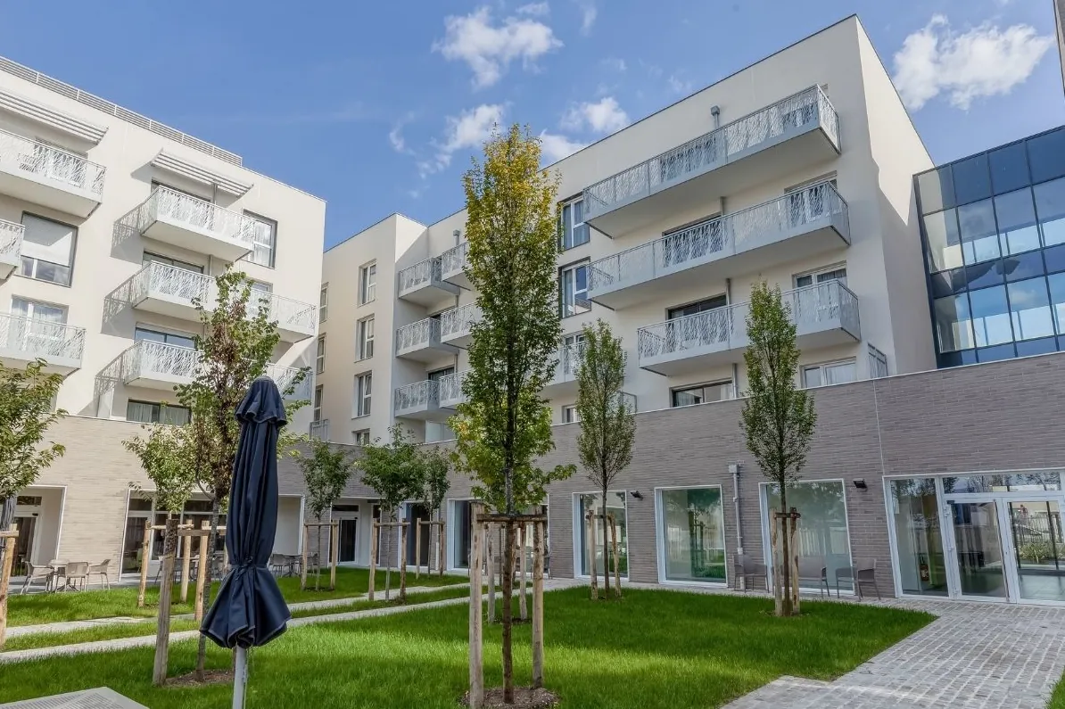 Azora entra en Francia con la compra de 1.850 viviendas para mayores ...