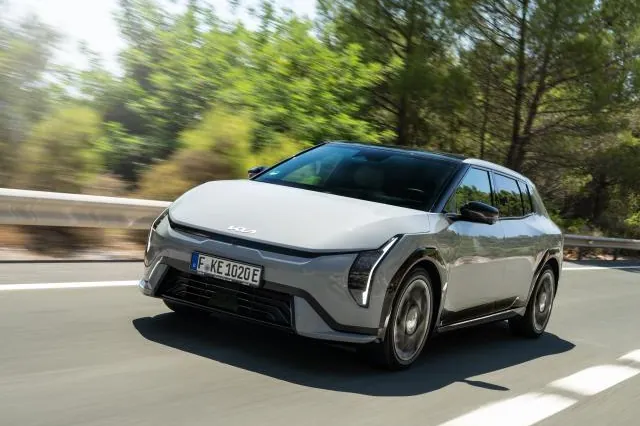 Kia EV4: el 'Golf eléctrico coreano' ya tiene precio en España | Motor