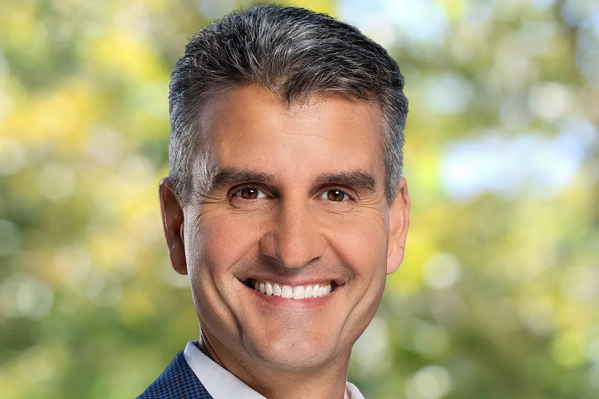 Disney anuncia que el director de parques temáticos, Josh D'Amaro ...